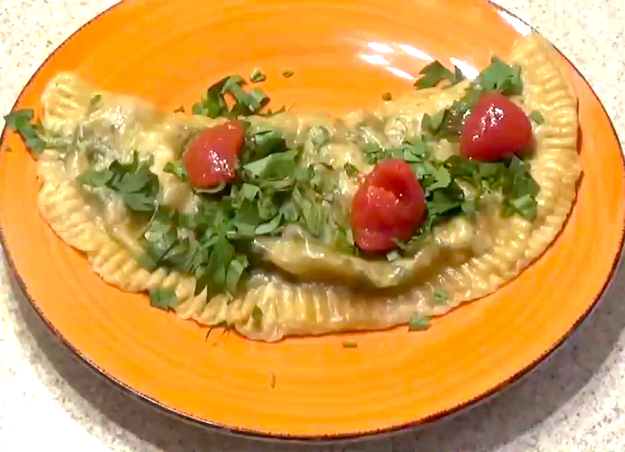 Чебуреки на пару! Много сыра, много помидоров, много зелени и ветчина!