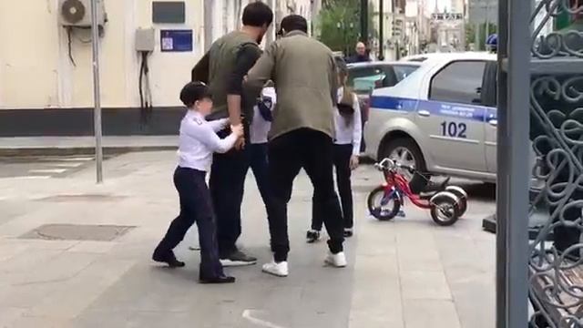 Данилу Козловского задержали дети-полицейские! Съемка скрытой камерой.