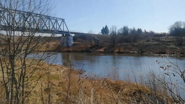 Вокруг территории рядом с рекой Вазуза.