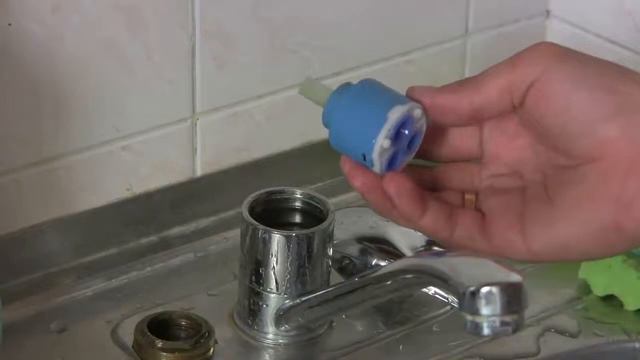 Замена картриджа для кухонного смесителя