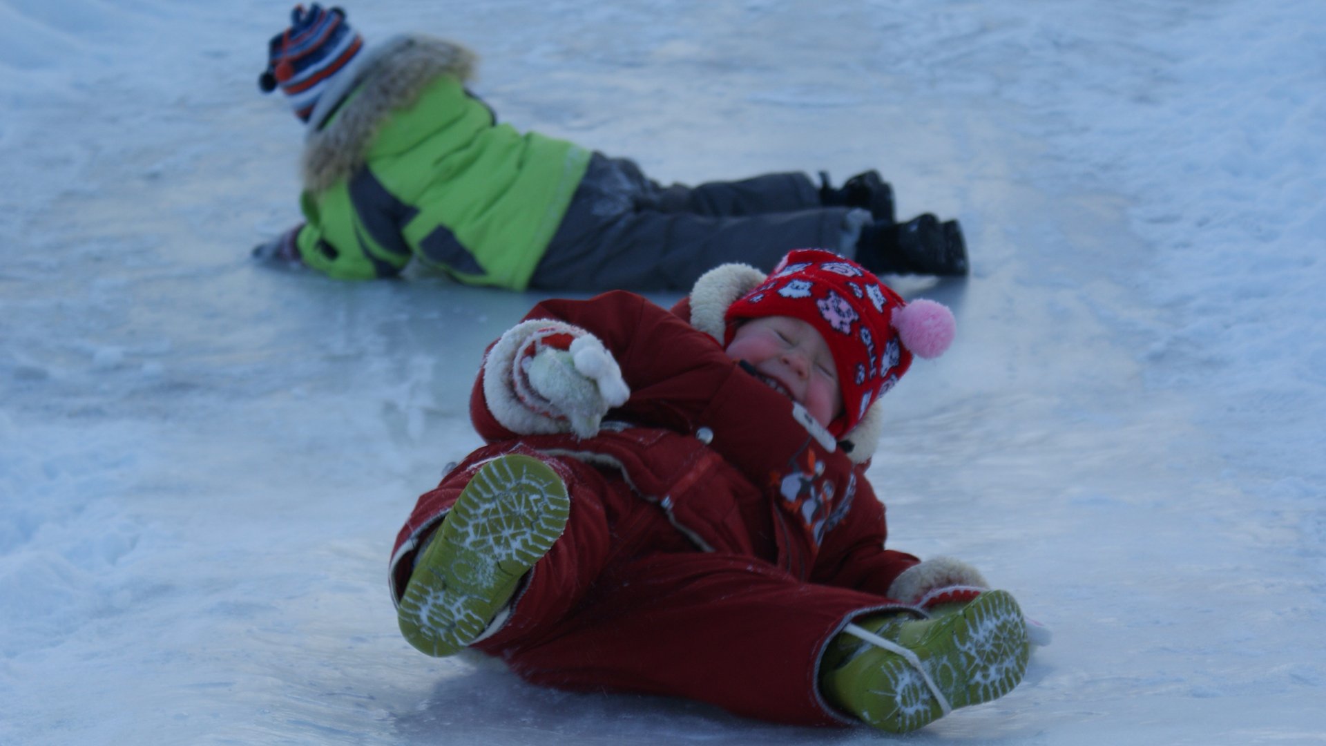 В Ершове на Рабочей дети катаются с горки - 10.01.2011