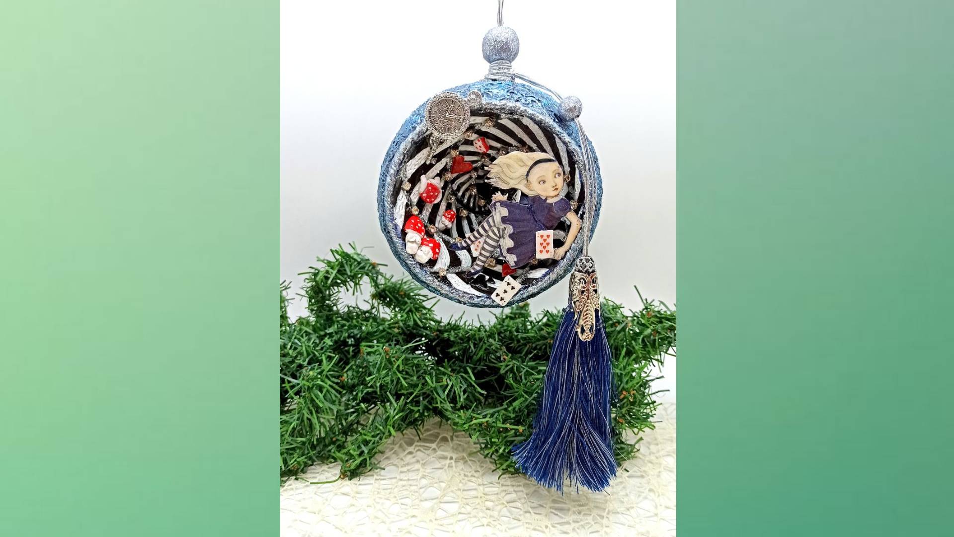 Шар на елку Полет в кроличью нору