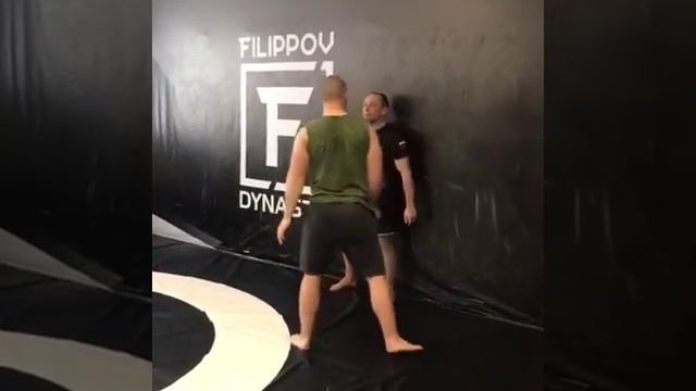 Самооборона при угрозе ножом в лифте