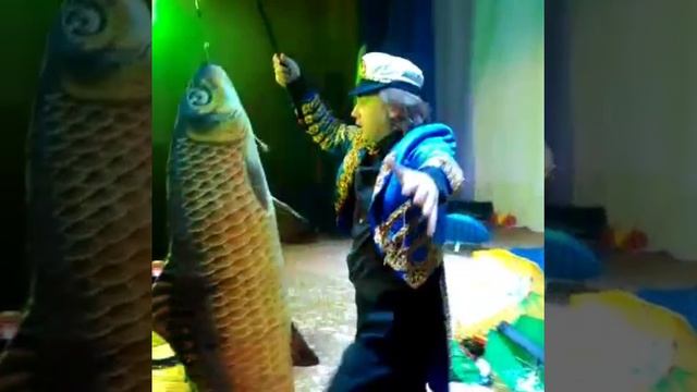 Огромная рыба на удочке