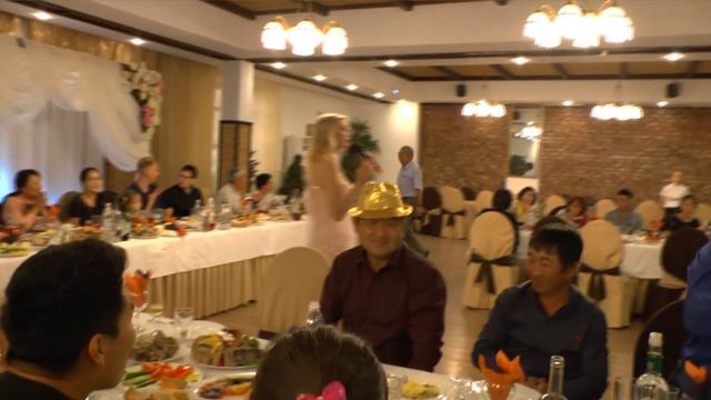 Ведущая проводит игру " Волшебная шляпа" с гостями  на праздничном вечере.