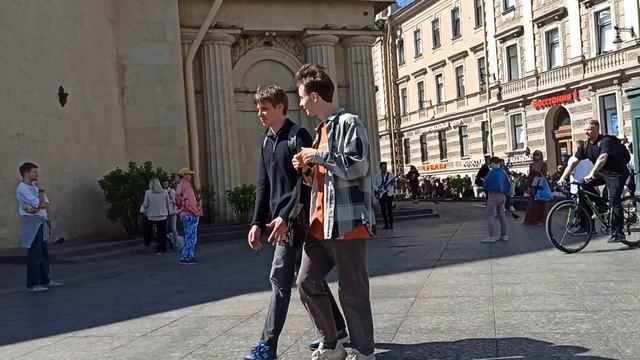 Питер. пл. Восстания, музыкальная пауза