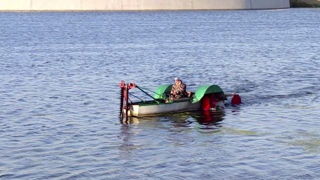 Челябинск чистка реки Миасс от мусора и водорослей.  24.08.2022г