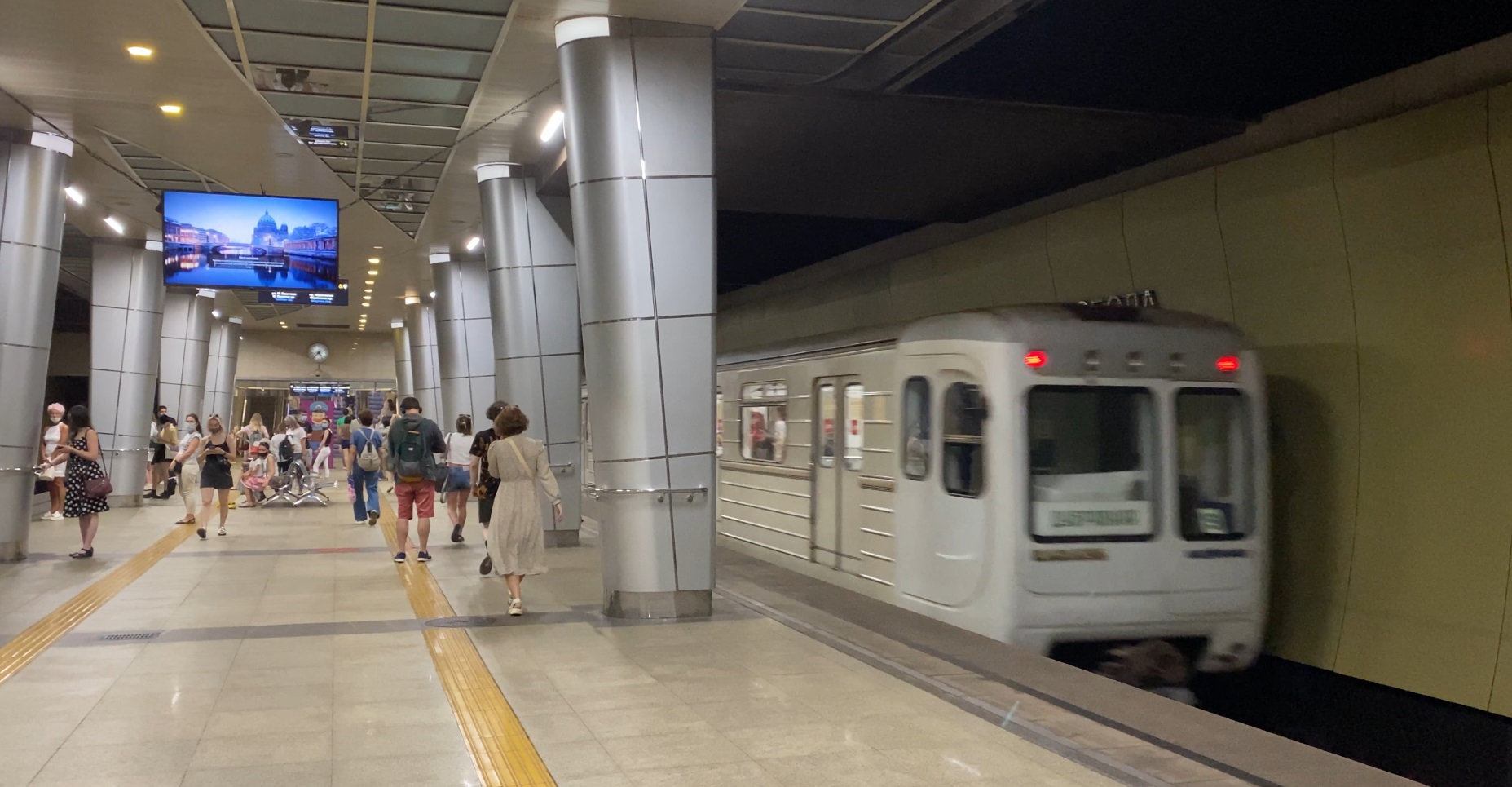 Метросостав 81-553.3/554.3/555.3 отправляется со станции "Козья Слобода"