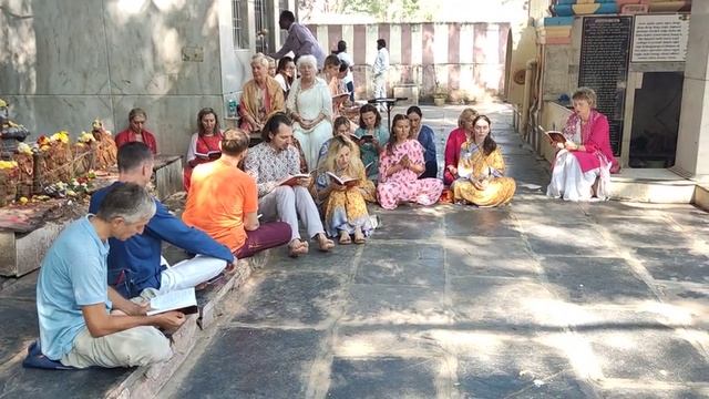 Веды возле храма Ханумана 01.01.2023 Путтапарти