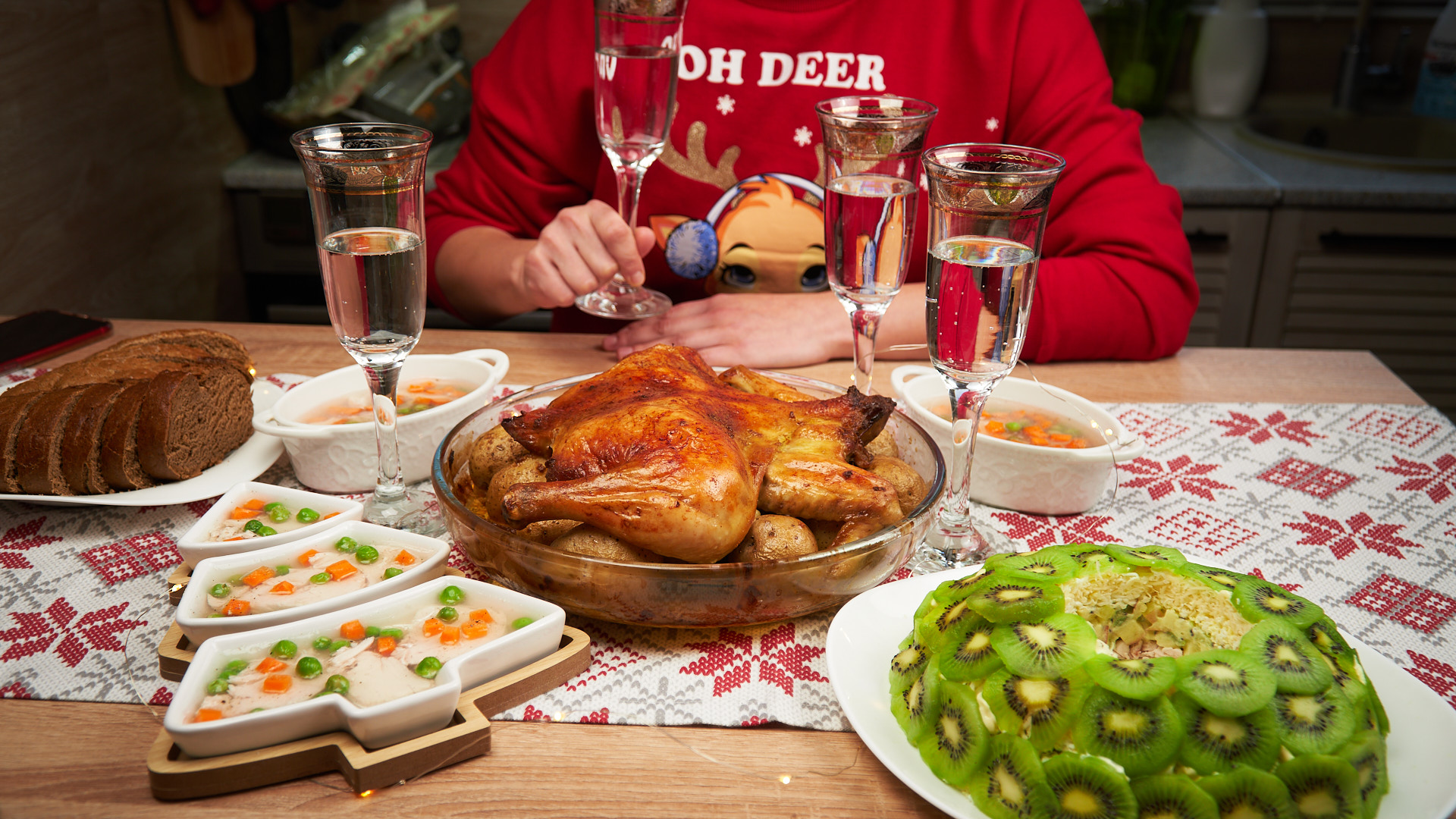 Попробовала накрыть Новогодний стол на четверых из одной курицы. Показываю, что получилось