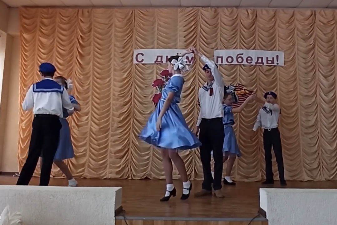 На 10-й минуте мороз по коже - фото детей с портретами воевавших родственников