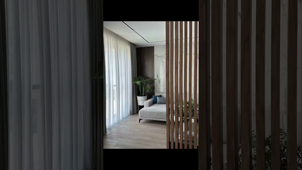 Перегородка из натурального дерева.