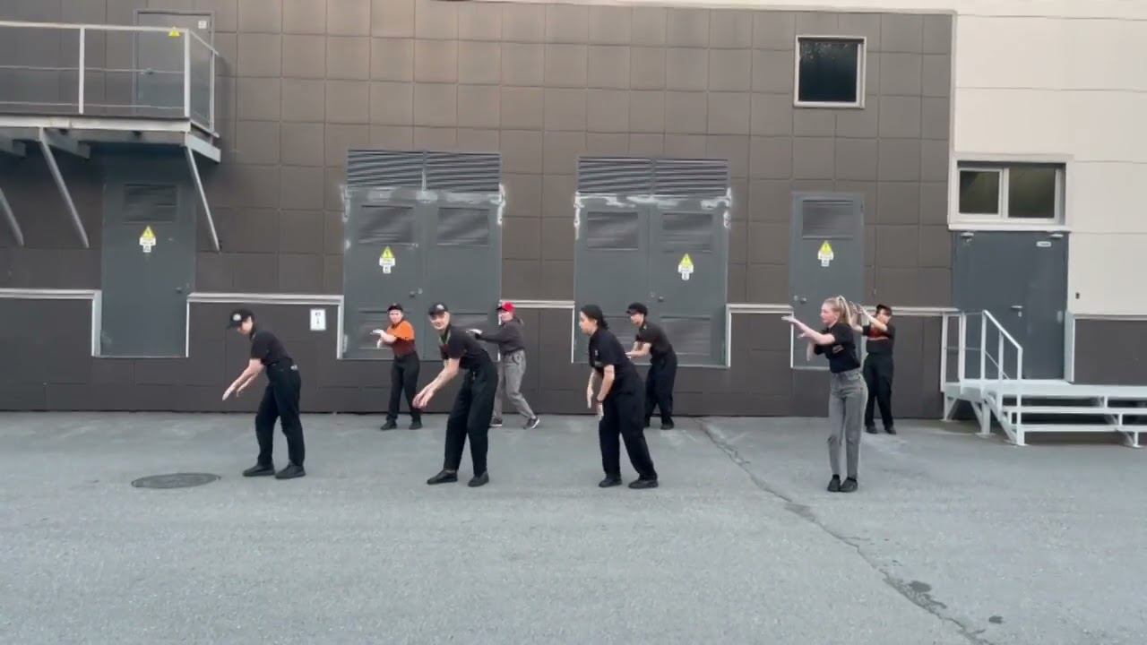 Утренняя зарядка коллег из БК-592, Златоуст. #БургерКинг #работаБургерКинг #командаогонь