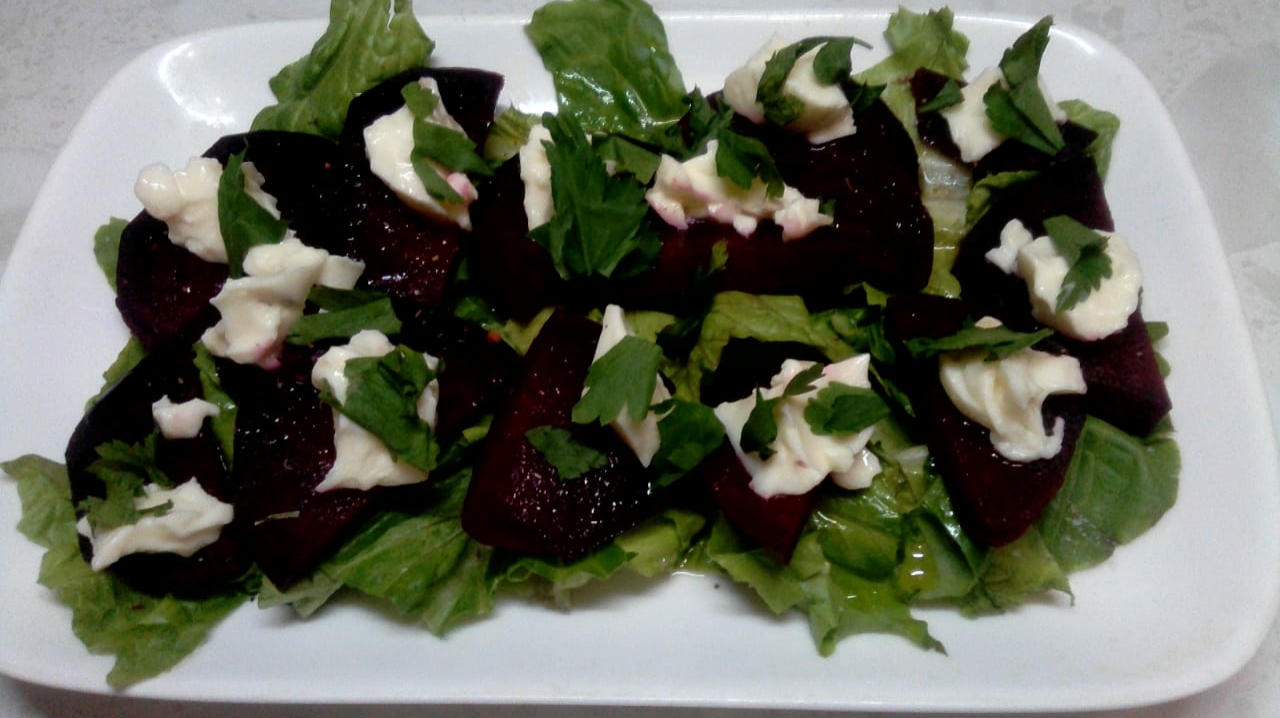 ВКУСНО И ПОЛЕЗНО! Салат со свеклой и плавленным сыром.