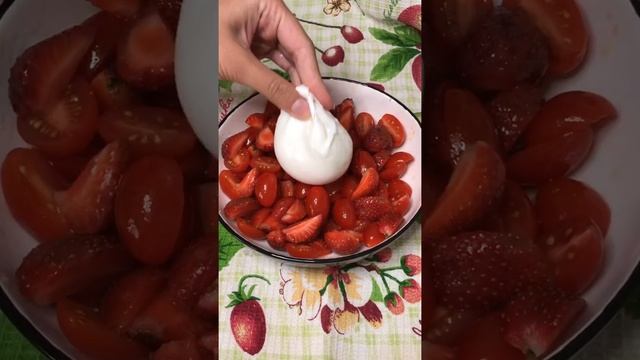 Летний салат с черри и клубникой