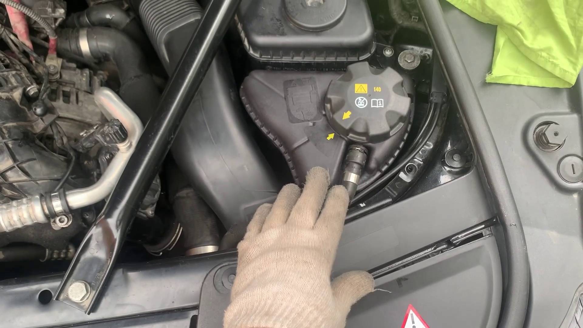 Замена расширительного бачка системы охлаждения двигателя BMW N57 на автомобиле BMW F10.