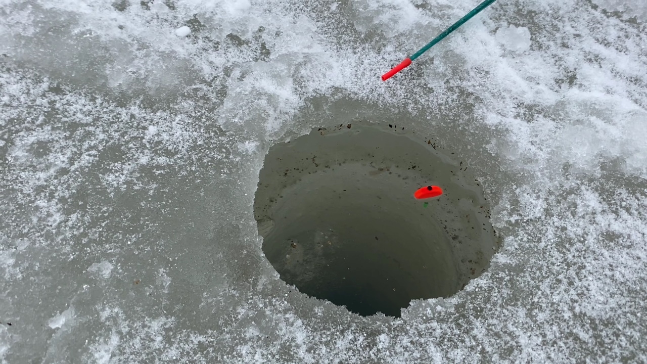 ЛОВЛЯ КАРАСЯ СО ЛЬДА ВЕСНОЙ.mp4