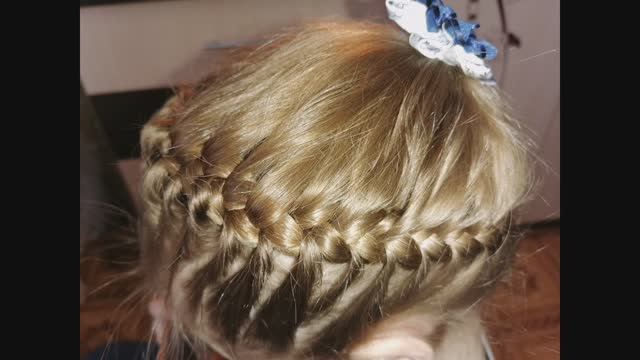 Прическа с плетением по кругу.