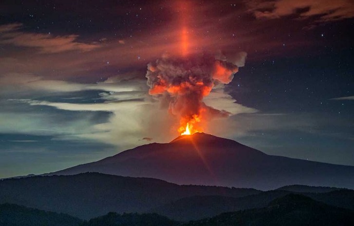 Извержение Этны фонтаны лавы понимаются на полкилометра