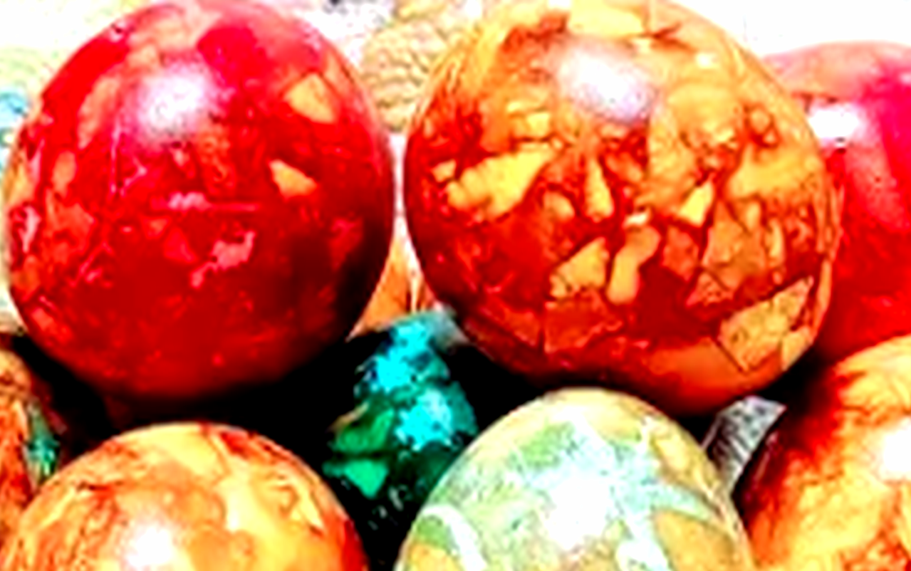 Как покрасить МРАМОРНЫЕ ЯЙЦА красиво на ПАСХУ-2022 ЛУКОВОЙ шелухой натурально и пищевыми красителями