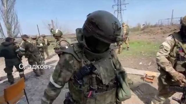 МАРИУПОЛЬ, СПЕЦОПЕРАЦИЯ. «НЕСДАЮЩИЕСЯ» НАЦИСТЫ И УКРАИНСКИЕ МОРПЕХИ СДАЮТСЯ ИЛИ БЕГУТ, БРОСАЯ ОРУЖИЕ