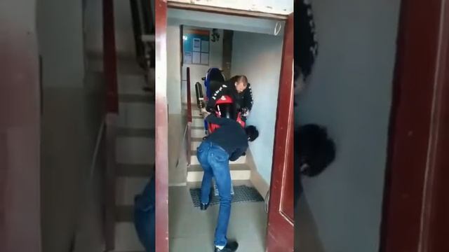 Хонда 600f4i выкатываю из квартиры после зимовки.