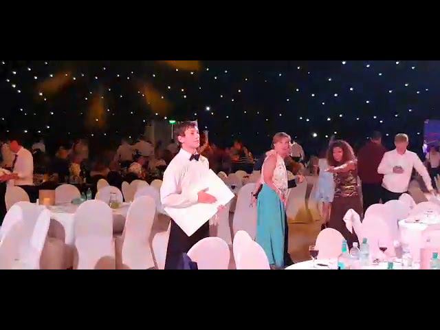 Московские офицанты танцуют. ♀️