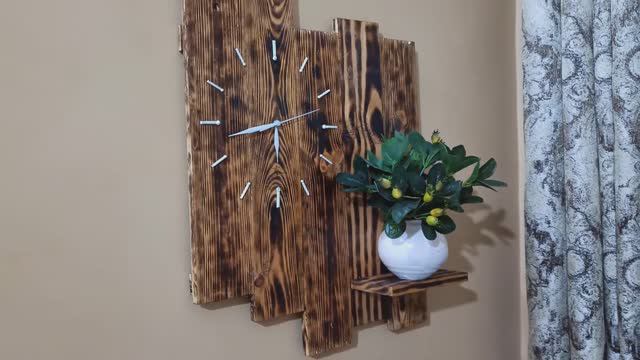 Деревянные настенные часы с полкой