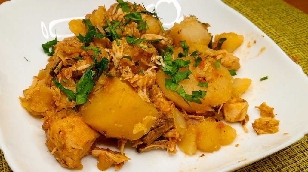 Картошка с курицей в казане дома на плите