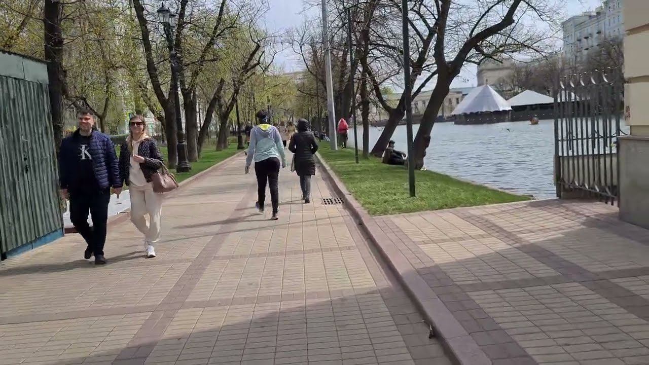 Москва. Май. Чистые пруды.