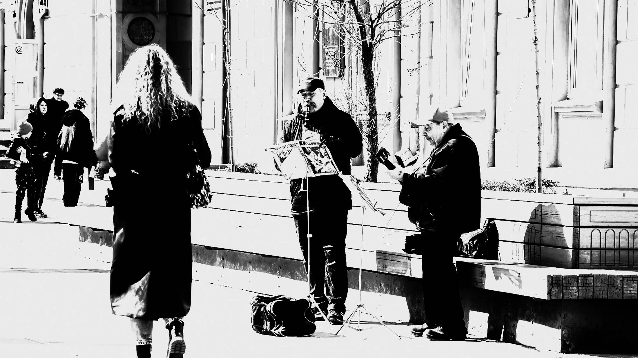 "ГОРОДСКОЙ НОКТЮРН"... (Фото Владимира ГРОМОВА (Н. Новгород), музыка Леонида ДЕСЯТНИКОВА)