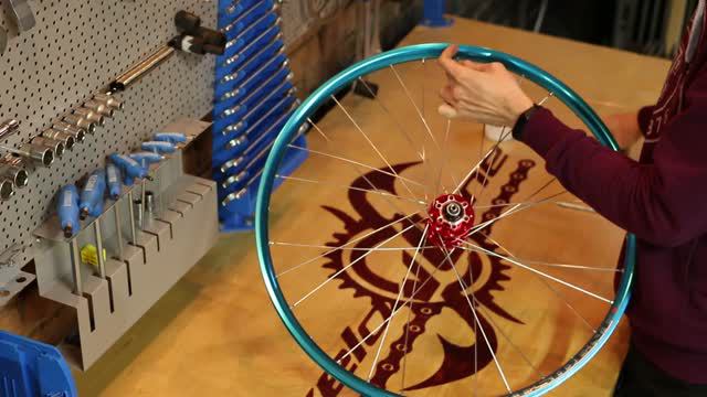 Демонстрация сборки колеса велосипеда - инструкция в описании