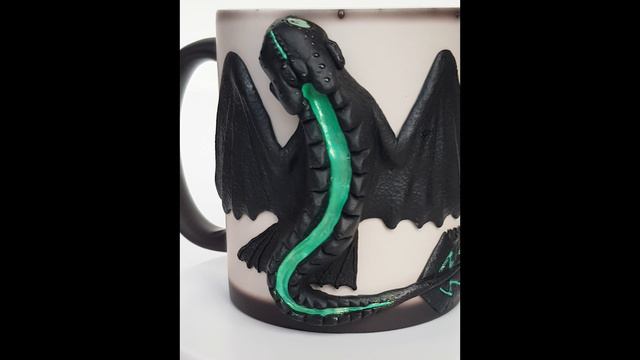 Беззубик "Зеленый Вспыш" из глины на черной кружке хамелеоне. Магическая чашка Как приручить дракона