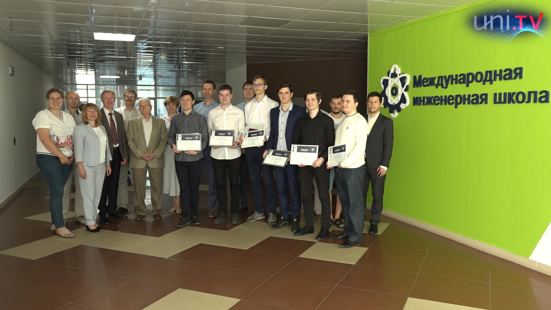 ДИПЛОМЫ ДЛЯ ПЕРВЫХ ВЫПУСКНИКОВ ИНЖЕНЕРНОЙ ШКОЛЫ