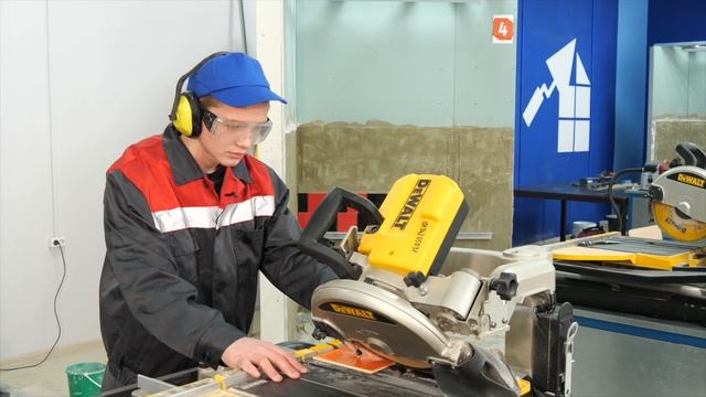 Выполнение работ электрическим плиткорезом (Смоленский строительный колледж)