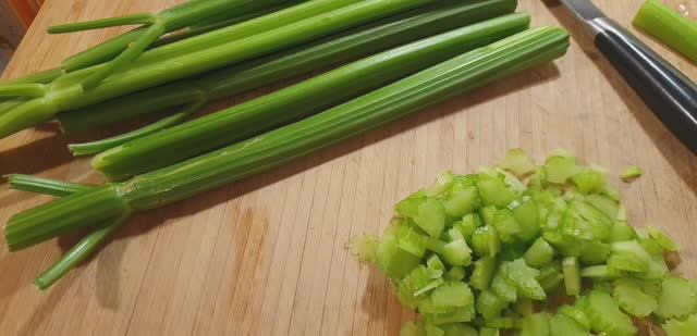 Икра из кабачков с сельдереем