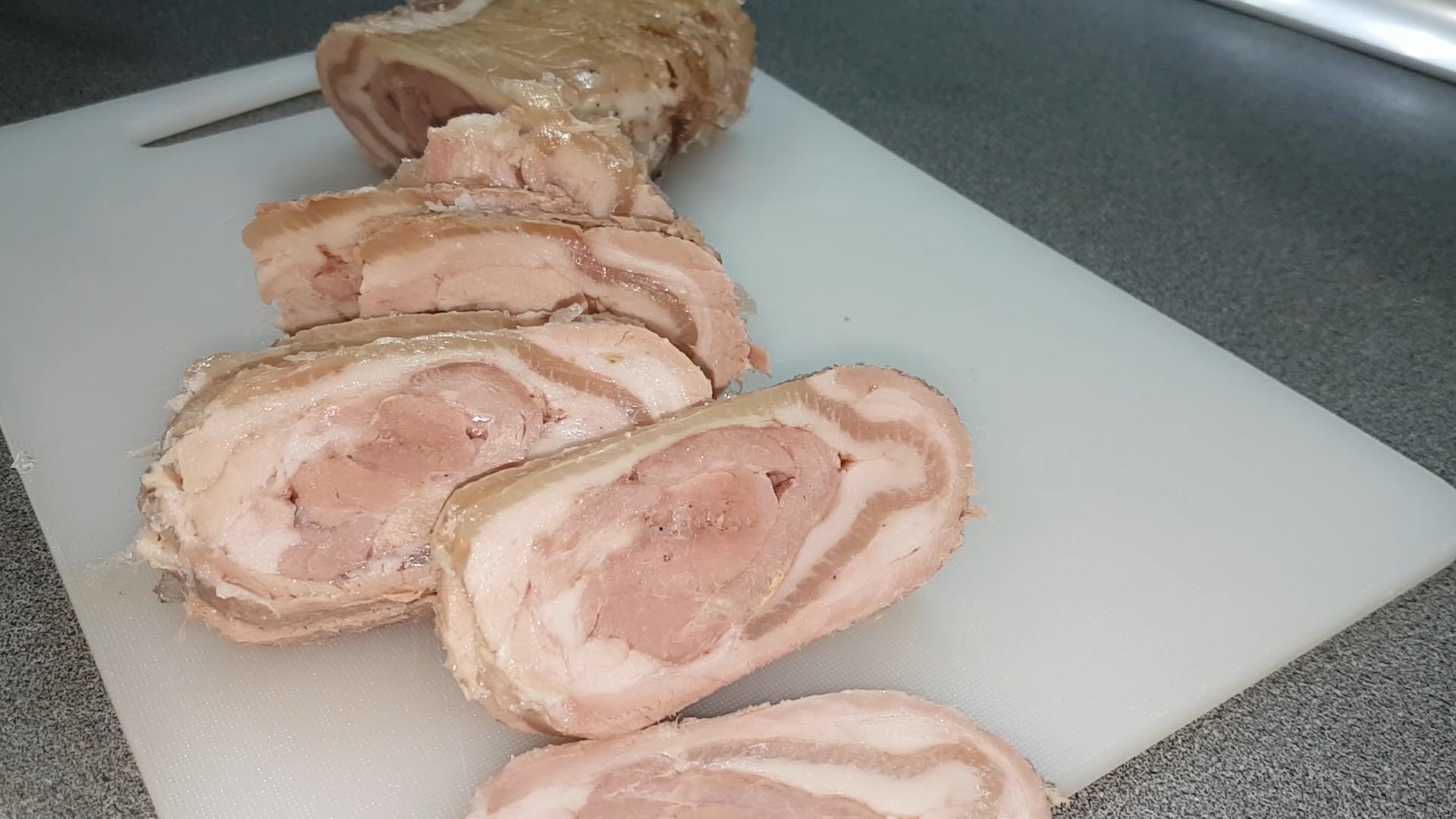 Беру обычное САЛО и вот что получается. Мясные слоёные рулеты  вкусные и недорогие.