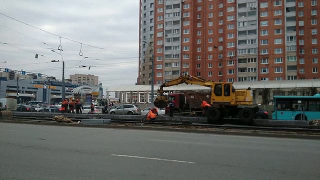 Вот так колёса, которые едут по дороге вращают колёса для рельс..mp4