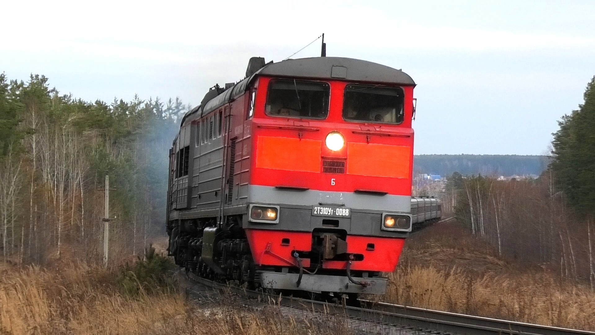 2ТЭ10УТ-0088 с пассажирским поездом Новый Уренгой - Оренбург