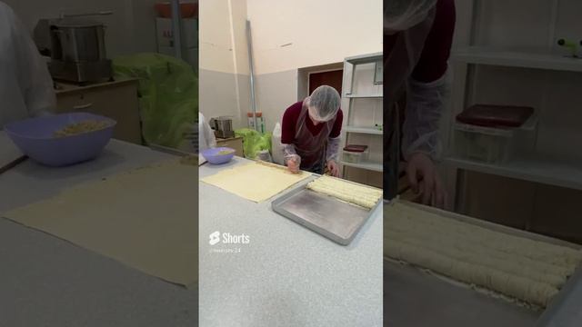 Дети и мужчины лучше всех делают турецкую пахлаву на мастер-классе _Турецкие сласти_