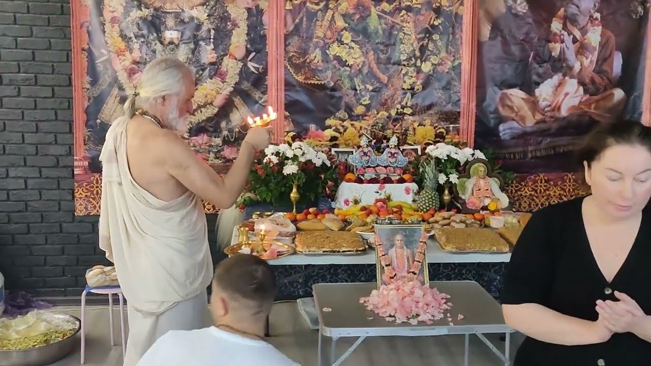 Явление Шрилы Бхактисиддханты Сарасвати Тхакура.  Гуру-пуджа