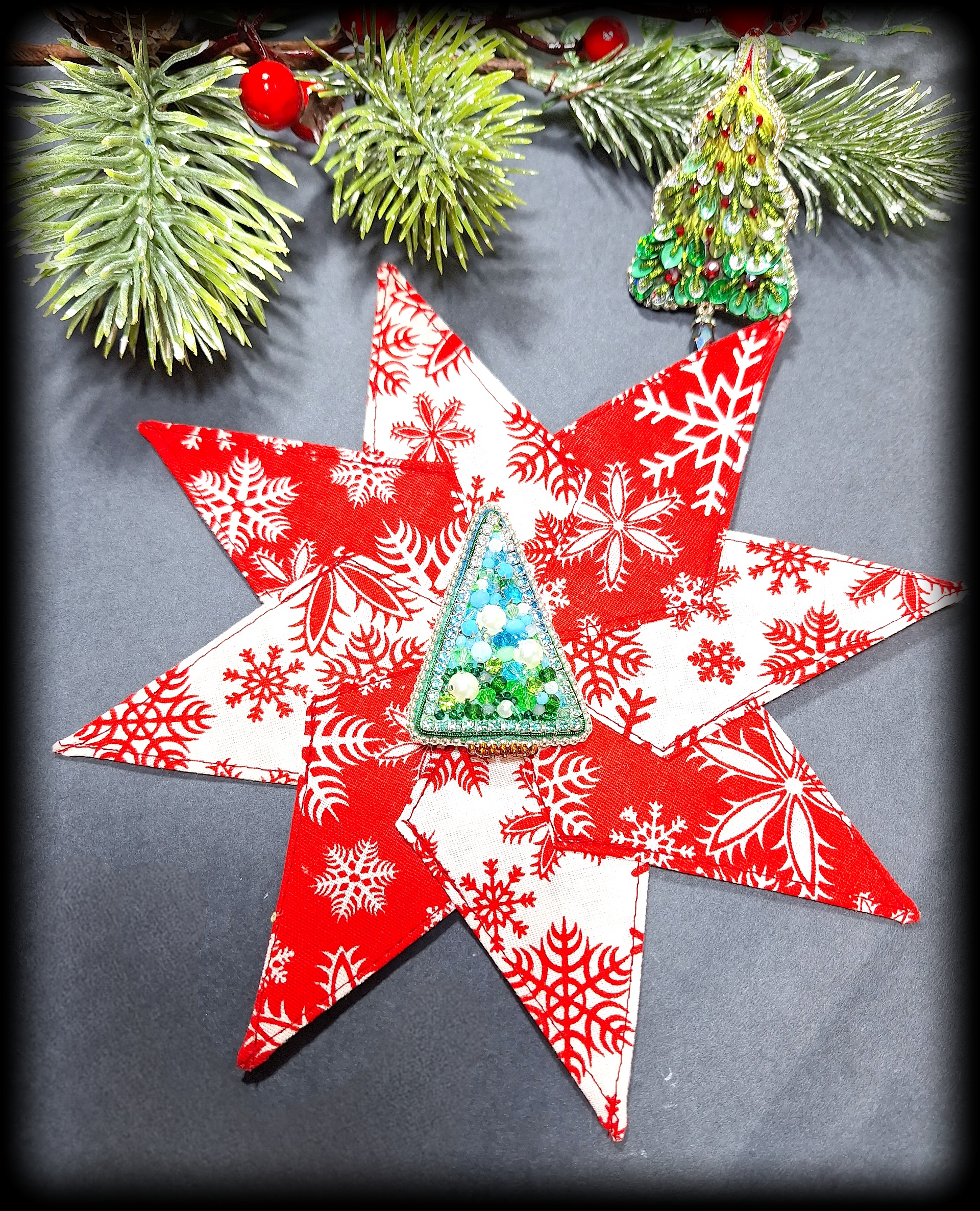 Отличная идея новогоднего декора из ткани .Домашний текстиль. Супер идея звезды из ткани. МК Видео.