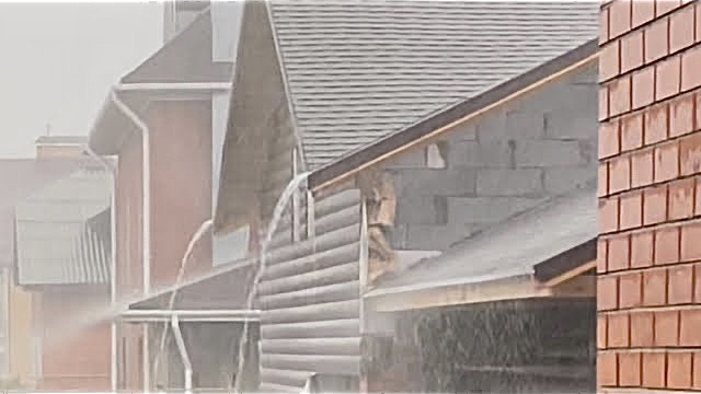 Первый ливень за два месяца. От радости даже камеру включила. Обошлось без града…