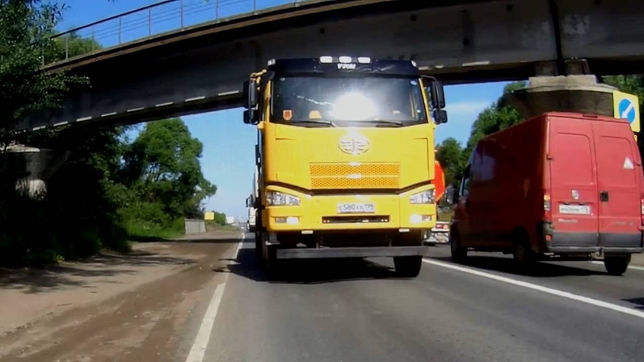 Велосипеды vs большегрузы и фуры на дороге.