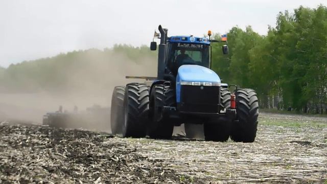 Трактор Нью Холланд дискует поле. Tractor New Holland works in the field.
Мега машины