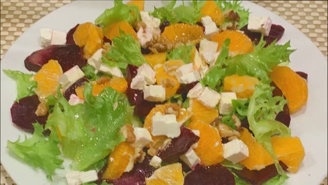 Салат со свеклой, мандаринами, брынзой и грецким орехом