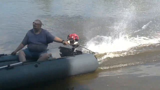Маленький моторчик на 6 метровой лодке
