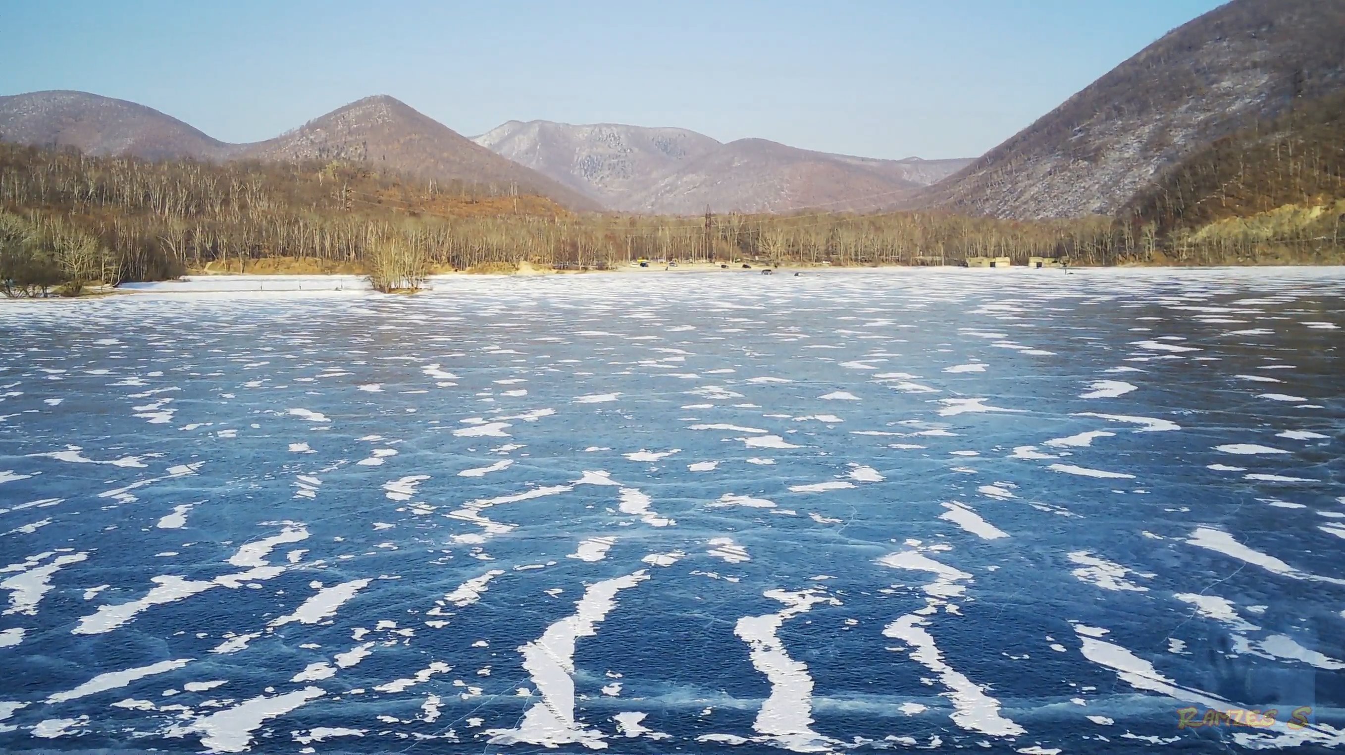 Зимнее Горбушенское водохранилище в Дальнегорске.