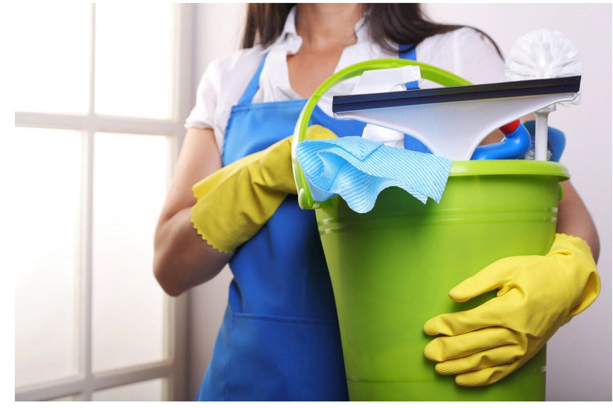 Клининг, уборщица знает свое дело.Вот только кто, зачем к ее услугам обратиться может? Поглядим...