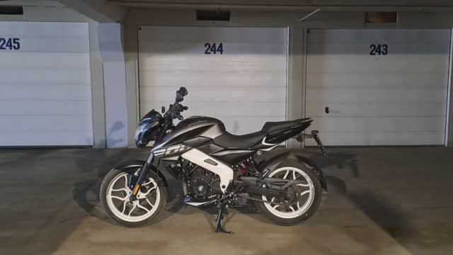 Как поставить мотоцикл на центральную подставку